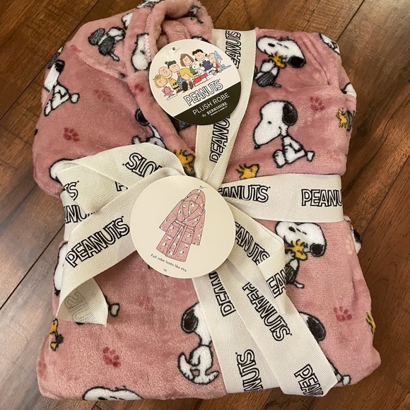 Peanuts | Intimates & Sleepwear | Peanuts Snoopy Super Soft Plus Robe ...